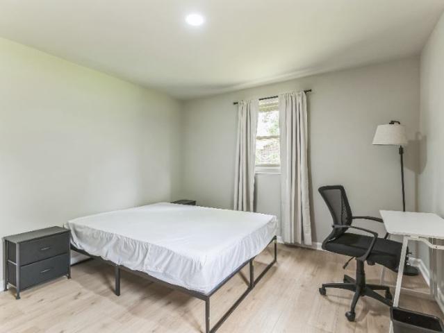 R5 Private Room in Newly Renovated House Share