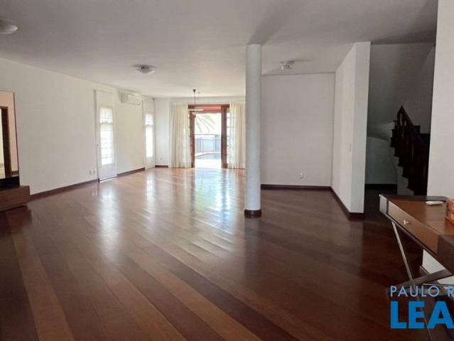 Casa Em Condomínio