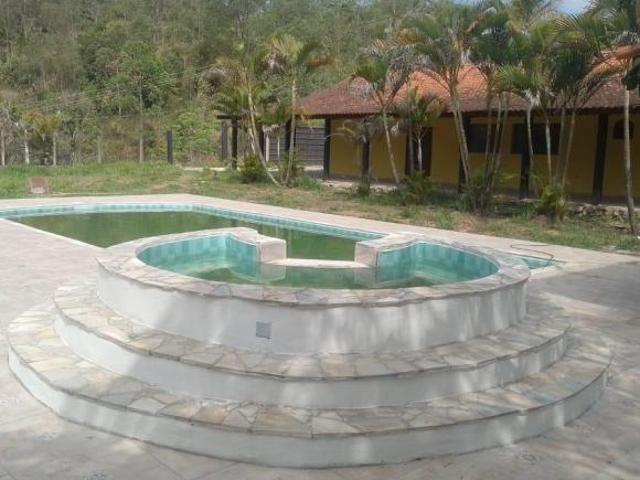 R VENDO CHACARA EM NAZARÉ PAULISTA COM 4 SUITES