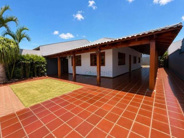 R$ 800.000 — Casa à venda com 3 quartos, suíte com closet e piscina no jd Coliseu