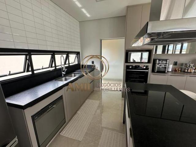 RA AMIL VENDE Sobrado 4 quartos, 3 Suítes, Piscina, Energia Solar, Suíte Master com Hidro e Closet