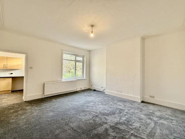 Ramuz Drive, Westcliff On Sea SS0, 2 bed flat to rent, £1,100 pcm | PrimeLocation