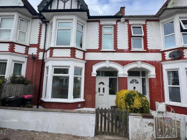 Ramuz Drive, Westcliff on Sea SS0 3 bed terraced house to rent £1,850 pcm £427 pw