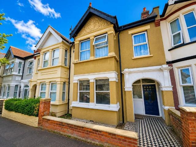 Ramuz Drive, Westcliff on sea. 1 bed apartment to rent £1,000 pcm £231 pw