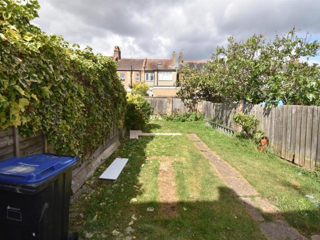 Ramuz Drive, SS0 3 bed terraced house to rent £1,850 pcm £427 pw