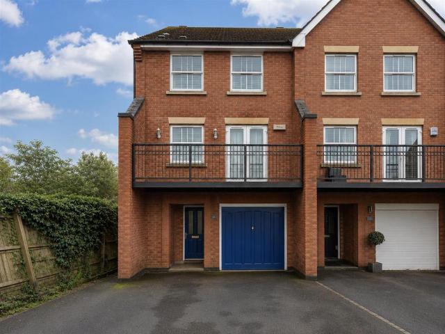 Rambures Close, Heathcote, CV34 6GW 4 bed house to rent £1,695 pcm £391 pw