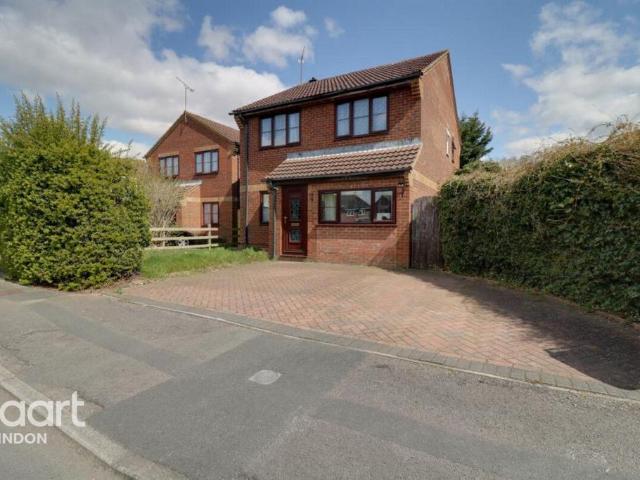 Ramleaze Drive, Swindon 3 bed detached house to rent £1,525 pcm £352 pw