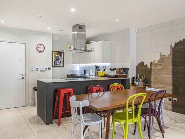 Rampart Street, Aldgate East, London, E1 3 bed terraced house to rent £4,000 pcm £923 pw
