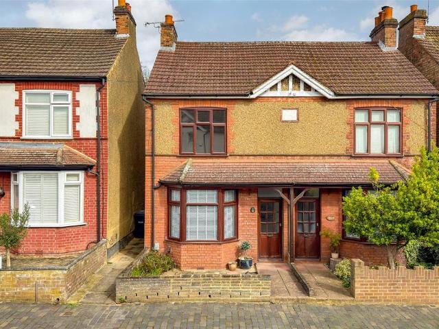 Ramsbury Road, St. Albans. 3 bed semi detached house to rent £3,750 pcm £865 pw