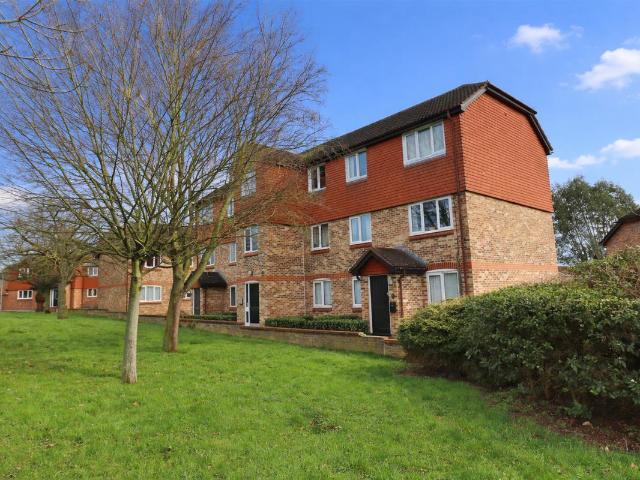 Ramshaw Drive, Chelmsford CM2, 2 bed flat to rent, £1,250 pcm | PrimeLocation