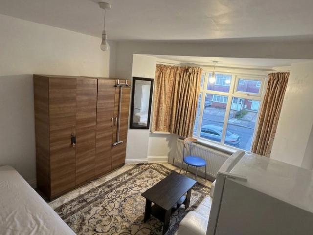 Randall Avenue, London NW2, Room to rent, £950 pcm | PrimeLocation