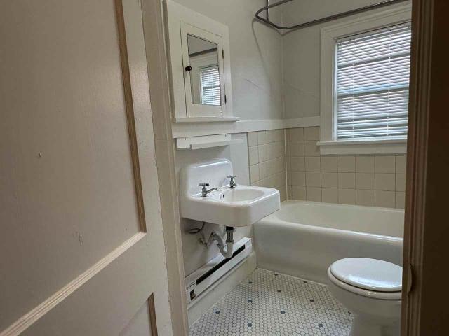 Randall Apartments Studio Apartment for Rent at 635 Ne Randall Ave, Portland, OR 97232 Kerns