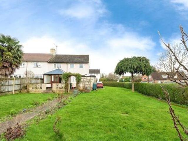 Randalls Crescent, Leatherhead, 3 Bedroom End