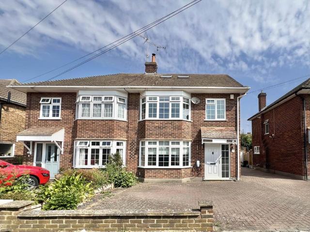 Randalls Drive, Brentwood CM13 4 bed semi detached house to rent £2,395 pcm £553 pw