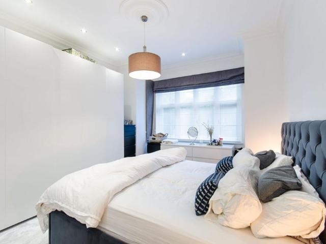 Randolph Avenue, Maida Vale, London, W9 2 bed flat to rent £4,000 pcm £923 pw