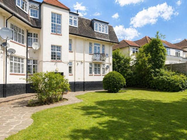 Ranelagh Court, Glendale Avenue, Edgware 2 bed flat to rent £1,795 pcm £414 pw