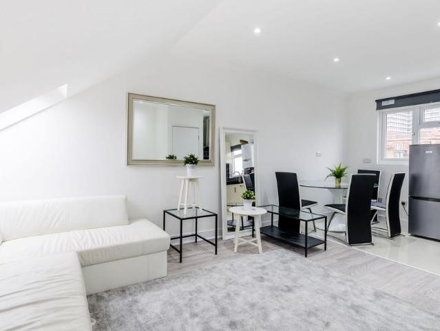 Rannoch Road, Crabtree Estate. 3 bed flat to rent £3,800 pcm £877 pw