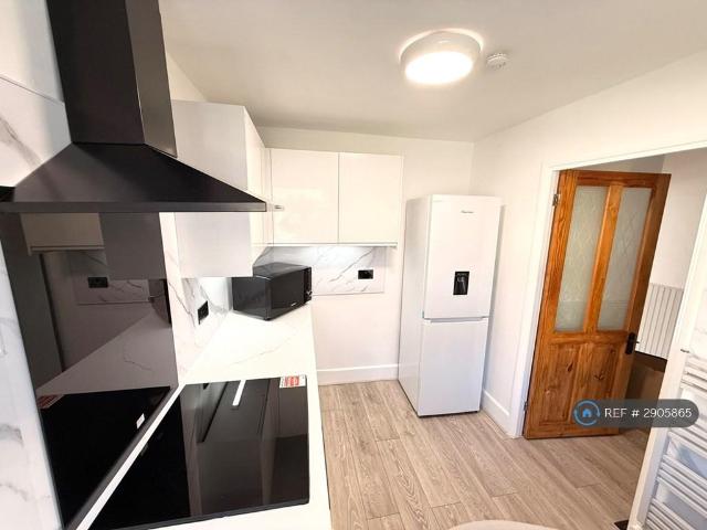 Ranscombe Close, Rochester, ME2 2 bed flat to rent £1,325 pcm £306 pw