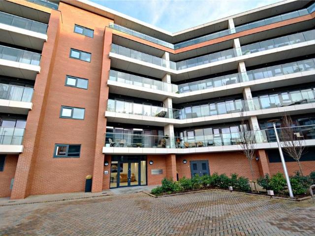 Racecourse Road, Newbury, Berkshire. 1 bed apartment to rent £1,150 pcm £265 pw
