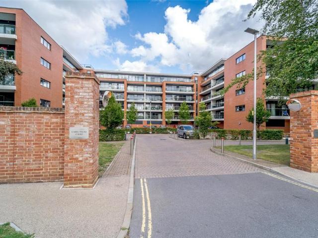 Racecourse Road, Newbury, Berkshire. 2 bed apartment to rent £1,600 pcm £369 pw