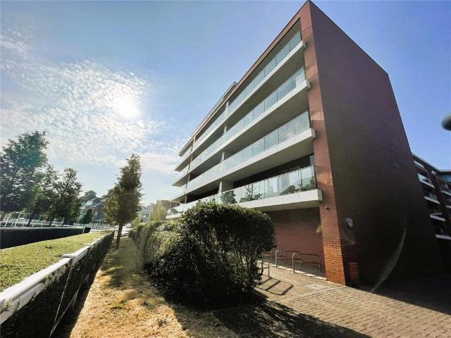 Racecourse Road, Newbury, Berkshire. 2 bed apartment to rent £1,640 pcm £378 pw