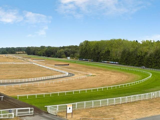 Racecourse Road, Newbury, Berkshire. 2 bed flat to rent £1,700 pcm £392 pw
