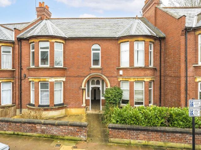 Radbourne Road, Balham SW12, 2 bed flat to rent, £2,200 pcm | PrimeLocation