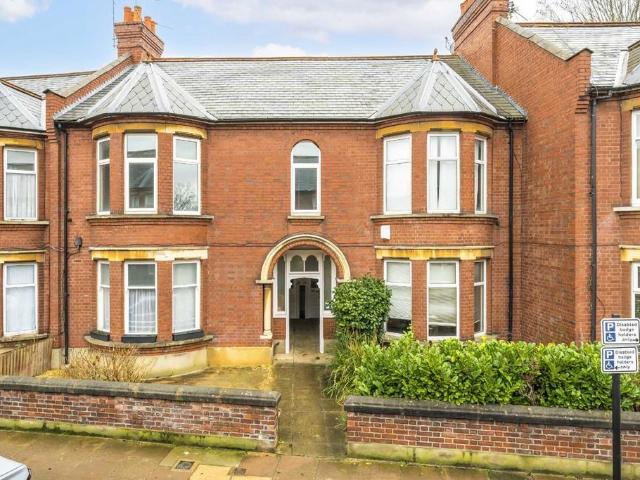 Radbourne Road, London SW12 2 bed flat to rent £2,200 pcm £508 pw