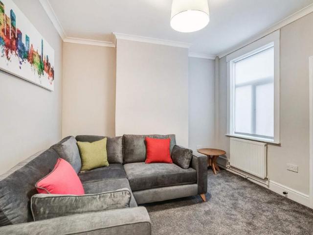 Raddlebarn Road, Birmingham B29 4 bed flat to rent £1,695 pcm £391 pw
