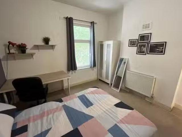 Radford Blvd 5 bedrooms 3 bathrooms