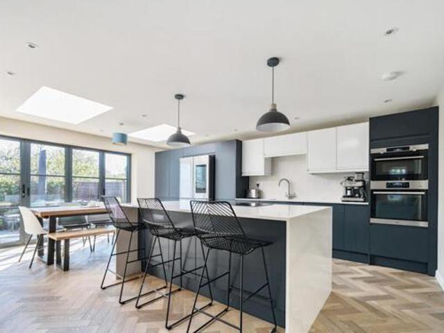 Radford Close, Farnham, 3 Bedroom End