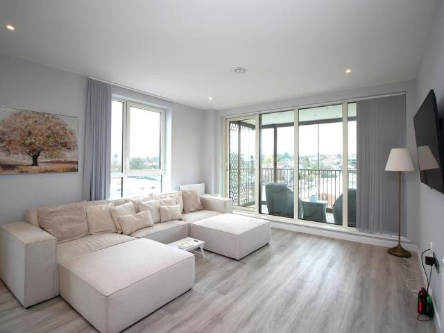 Radford Way, CM12 2 bed apartment to rent £2,100 pcm £485 pw