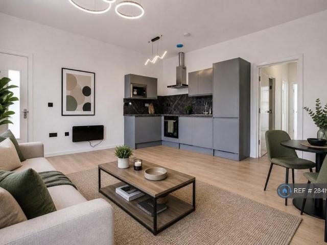 Radio House, Chelmsford, CM1 2 bed flat to rent £1,600 pcm £369 pw