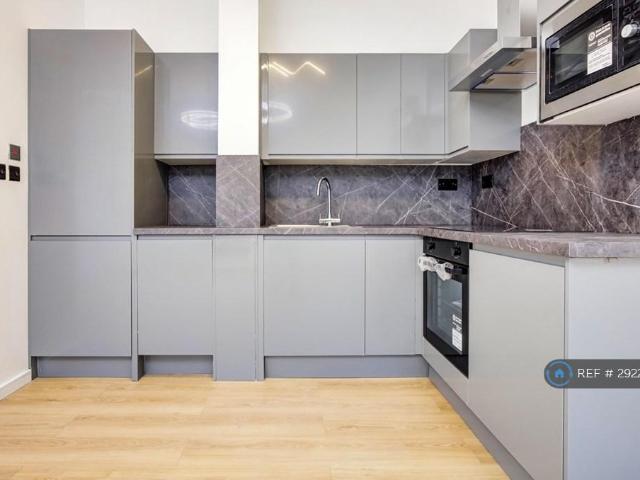 Radio House, Chelmsford, CM1 2 bed flat to rent £1,700 pcm £392 pw