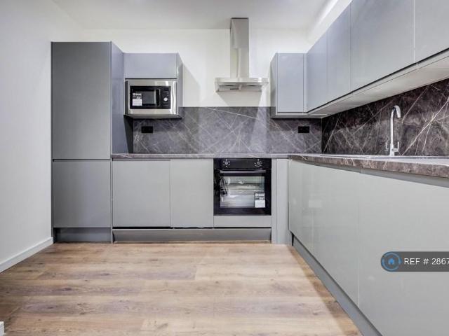 Radio House, Chelmsford, CM1 3 bed flat to rent £2,175 pcm £502 pw