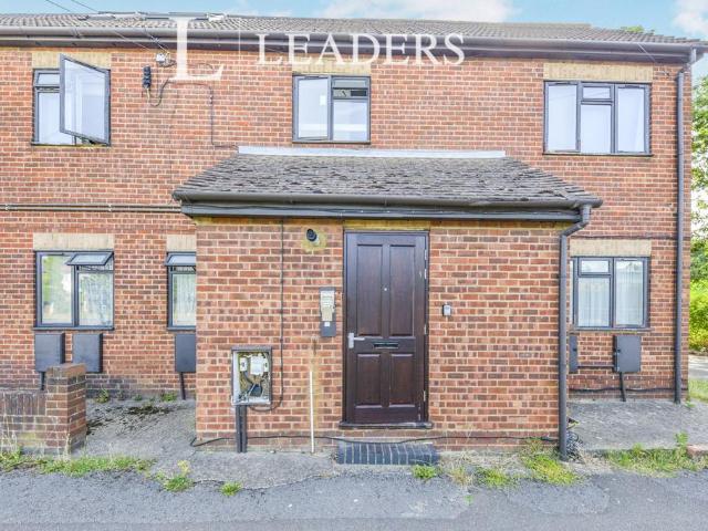 Radlett Road, Frogmore, St. Albans, AL2 Studio to rent £1,050 pcm £242 pw