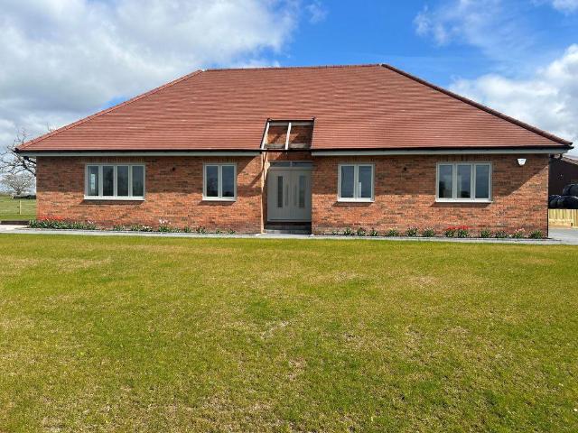 Radnall Farm, Crown Lane, Droitwich 4 bed detached bungalow to rent £2,750 pcm £635 pw