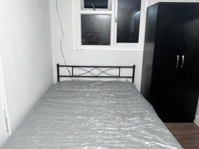 Radnor Cl, Mitcham CR4, Studio to rent, £900 pcm | PrimeLocation