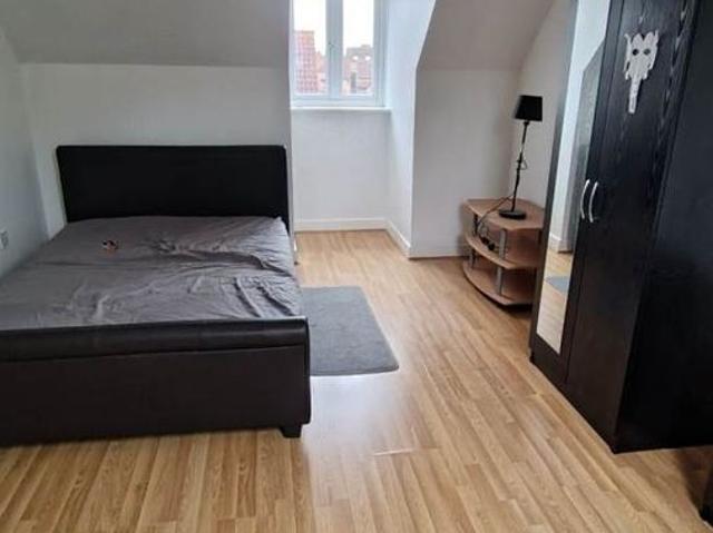 Radnor Close, London CR4, 1 bed semi detached house to rent, £700 pcm | PrimeLocation