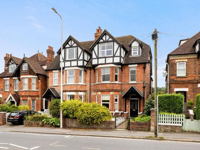 Radnor Park Road, Folkestone, CT19 2 bed apartment to rent £1,000 pcm £231 pw