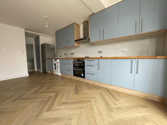 Radnor Road, Harrow HA1 3 bed flat to rent £2,400 pcm £554 pw