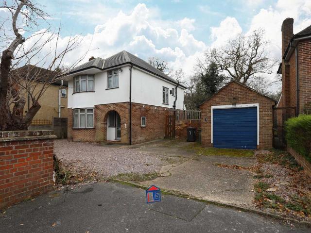 Radnor Way, Slough SL3 3 bed detached house to rent £2,300 pcm £531 pw