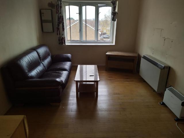 Raglan Close, Hounslow TW4 1 bed flat to rent £1,295 pcm £299 pw