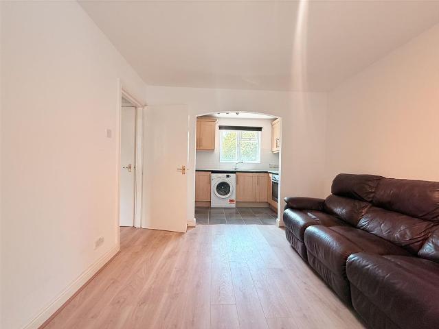 Raglan Close, Hounslow TW4, 1 bed flat to rent, £1,300 pcm | PrimeLocation