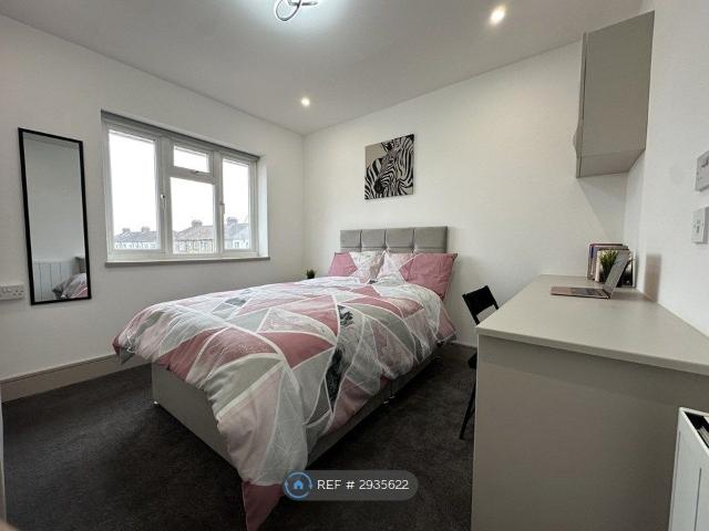 Raglan Avenue, Waltham Cross EN8, Room to rent, £950 pcm | PrimeLocation