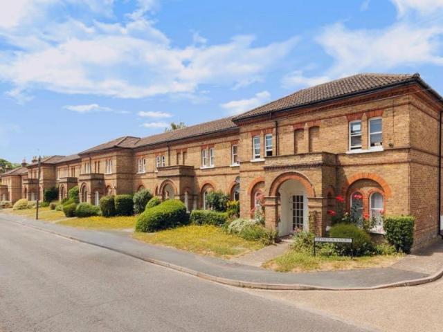 Raglan Road, Woking GU21 1 bed apartment to rent £1,079 pcm £249 pw