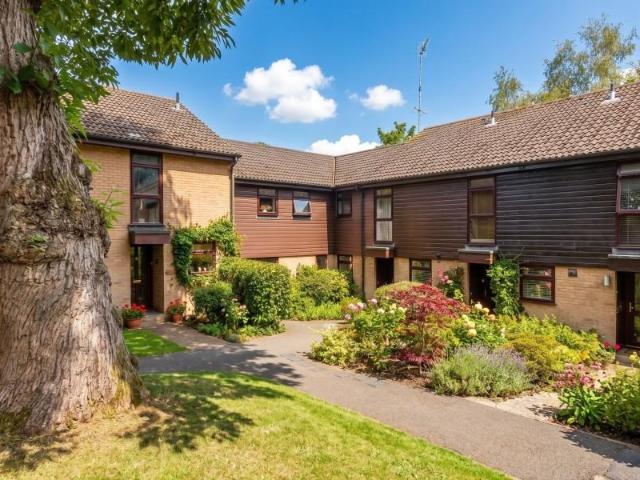 Raglan Road, Woking GU21 Studio to rent £1,000 pcm £231 pw