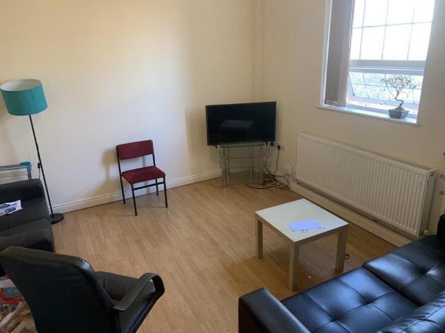 Raglan Road, Leeds LS6 3 bed flat to rent £1,450 pcm £335 pw