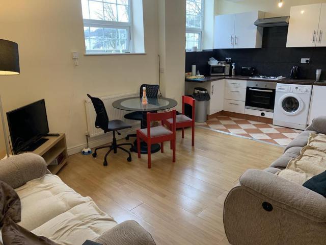 Raglan Road, Leeds LS6 2 bed flat to rent £1,150 pcm £265 pw