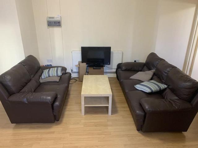Raglan Road, Leeds LS6 2 bed flat to rent £1,150 pcm £265 pw